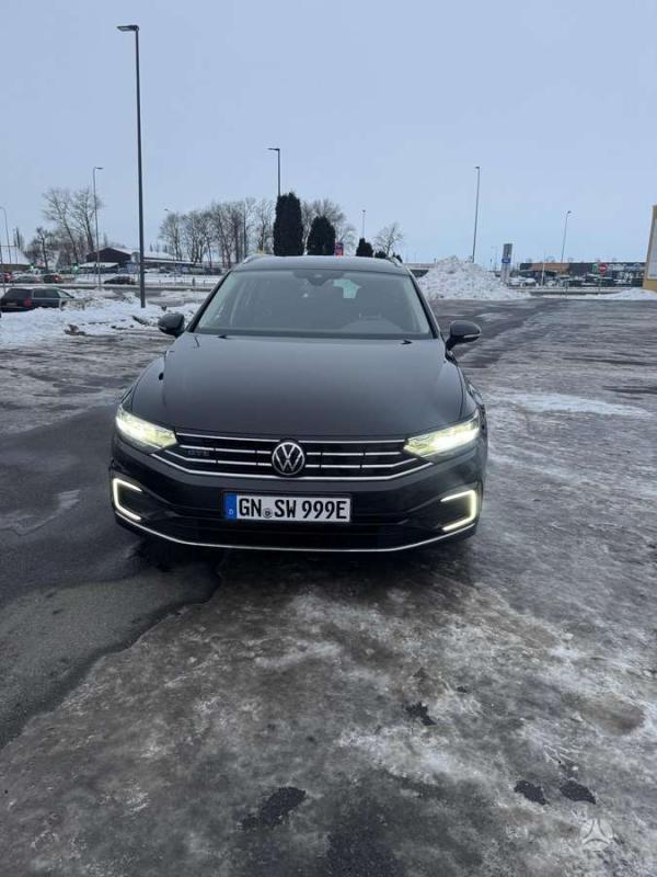 Black Volkswagen Passat 2022 in Klaipeda, with an engine capacity of 1.40 L and mileage of 170 thousand km for 16350 €, photo 4 on AUTOMOTO.COM.LV