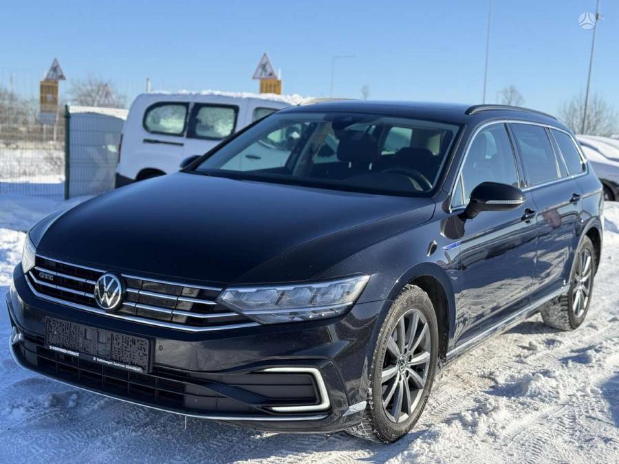 Black Volkswagen Passat 2022 in Vilnius, with an engine capacity of 1.40 L and mileage of 188 thousand km for 15900 €, photo 1 on AUTOMOTO.COM.LV
