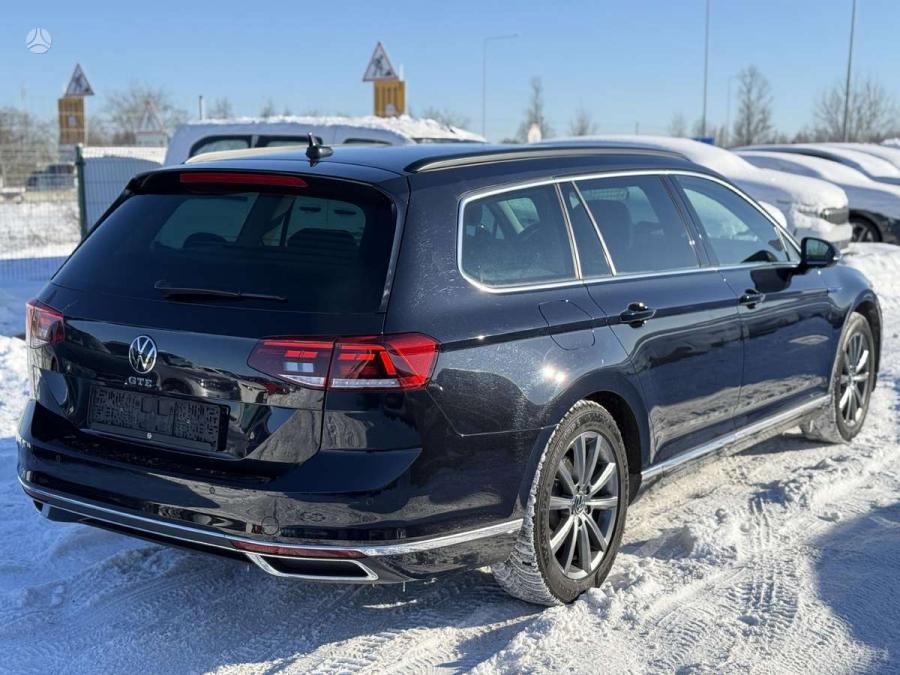 Black Volkswagen Passat 2022 in Vilnius, with an engine capacity of 1.40 L and mileage of 188 thousand km for 15900 €, photo 2 on AUTOMOTO.COM.LV