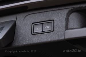 Black Volkswagen Passat 2022 in Riga, with an engine capacity of 2.00 L and mileage of 142 thousand km for 25364 €, photo 20 on AUTOMOTO.COM.LV
