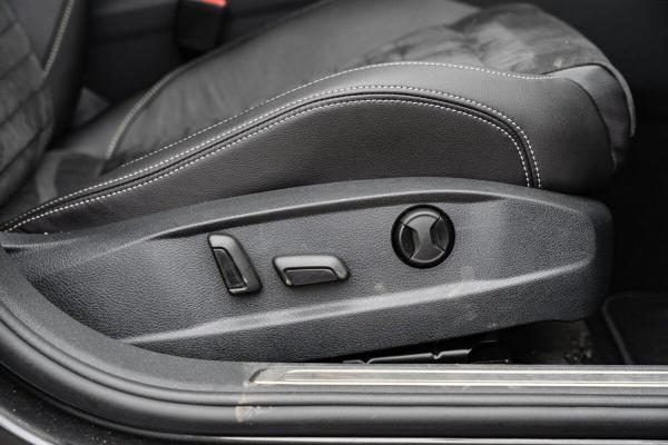 Black Volkswagen Passat 2022 in Riga, with an engine capacity of 2.00 L and mileage of 155 thousand km for 23900 €, photo 8 on AUTOMOTO.COM.LV