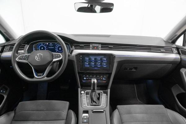 Black Volkswagen Passat 2022 in Vilnius, with an engine capacity of 1.40 L and mileage of 114 thousand km for 21500 €, photo 9 on AUTOMOTO.COM.LV