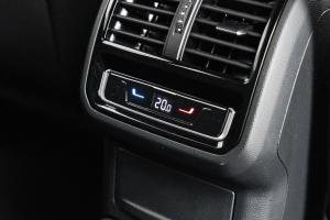 Black Volkswagen Passat 2022 in Riga, with an engine capacity of 2.00 L and mileage of 149 thousand km for 21550 €, photo 7 on AUTOMOTO.COM.LV