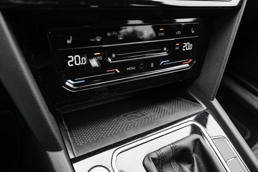 Black Volkswagen Passat 2022 in Riga, with an engine capacity of 2.00 L and mileage of 149 thousand km for 21550 €, photo 18 on AUTOMOTO.COM.LV
