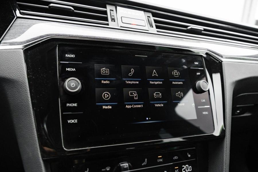 Black Volkswagen Passat 2022 in Riga, with an engine capacity of 2.00 L and mileage of 149 thousand km for 21550 €, photo 21 on AUTOMOTO.COM.LV