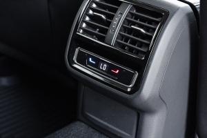 Black Volkswagen Passat 2022 in Riga, with an engine capacity of 2.00 L and mileage of 118 thousand km for 23500 €, photo 10 on AUTOMOTO.COM.LV