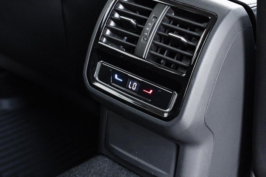 Black Volkswagen Passat 2022 in Riga, with an engine capacity of 2.00 L and mileage of 118 thousand km for 23500 €, photo 10 on AUTOMOTO.COM.LV