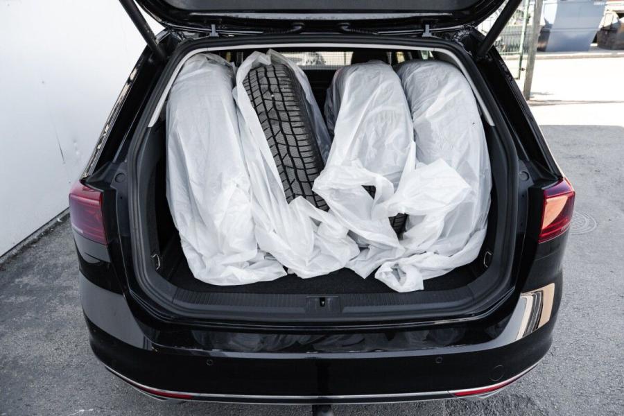 Black Volkswagen Passat 2022 in Riga, with an engine capacity of 2.00 L and mileage of 118 thousand km for 23500 €, photo 11 on AUTOMOTO.COM.LV