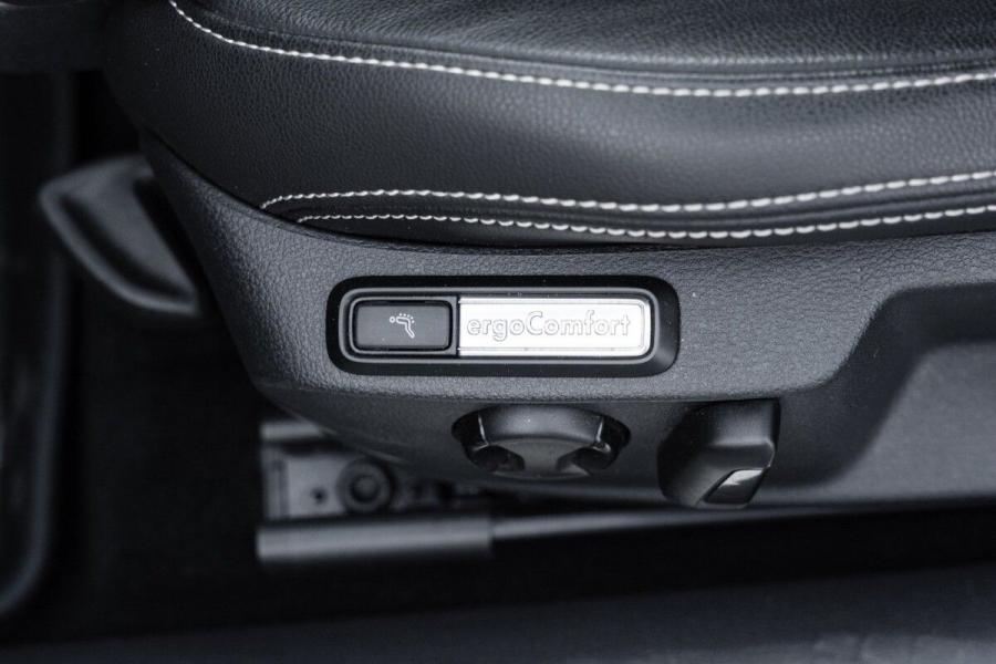 Black Volkswagen Passat 2022 in Riga, with an engine capacity of 2.00 L and mileage of 118 thousand km for 23500 €, photo 17 on AUTOMOTO.COM.LV