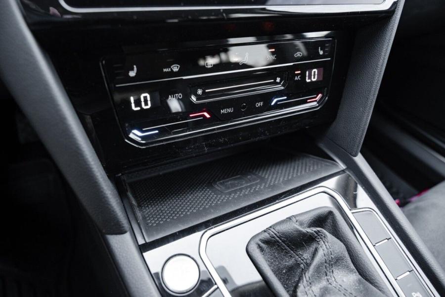 Black Volkswagen Passat 2022 in Riga, with an engine capacity of 2.00 L and mileage of 118 thousand km for 23500 €, photo 23 on AUTOMOTO.COM.LV