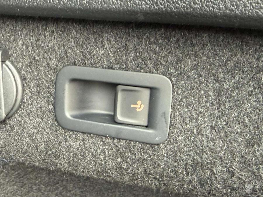Black Volkswagen Passat 2022 in Vilnius, with an engine capacity of 1.97 L and mileage of 220 thousand km for 15550 €, photo 20 on AUTOMOTO.COM.LV