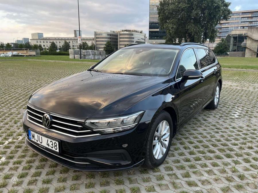Black Volkswagen Passat 2022 in Vilnius, with an engine capacity of 1.50 L and mileage of 52 thousand km for 21500 €, photo 3 on AUTOMOTO.COM.LV