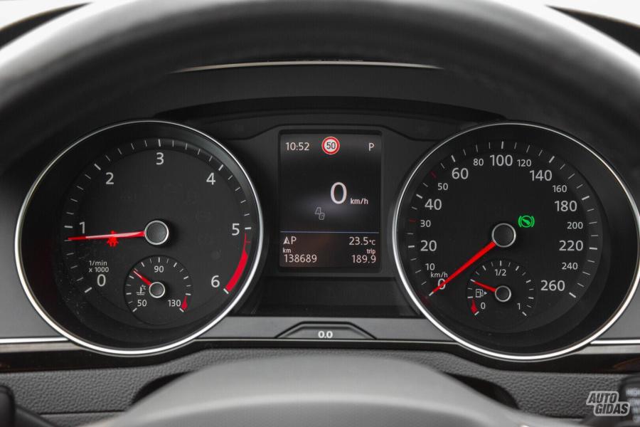 Melns Volkswagen Passat 2022 Kauņa, ar dzinēja tilpumu 2.00 L un nobraukumu 139 tūkst. km par 16600 €, foto 24 vietnē AUTOMOTO.COM.LV