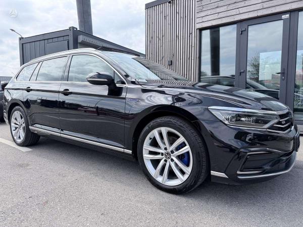 Black Volkswagen Passat 2022 in Vilnius, with an engine capacity of 1.40 L and mileage of 164 thousand km for 18100 €, photo 1 on AUTOMOTO.COM.LV