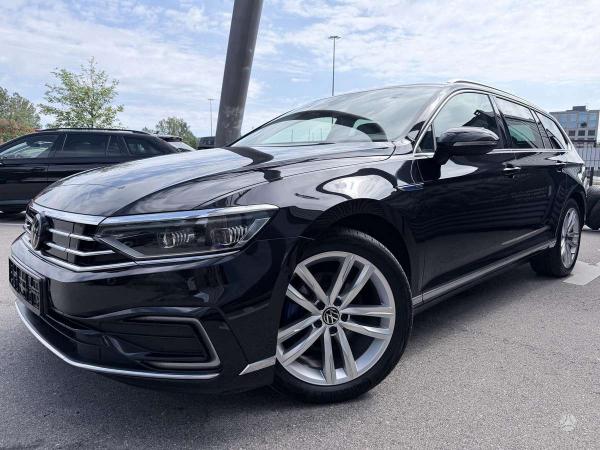 Black Volkswagen Passat 2022 in Vilnius, with an engine capacity of 1.40 L and mileage of 164 thousand km for 18100 €, photo 3 on AUTOMOTO.COM.LV