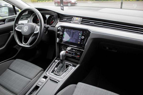 Black Volkswagen Passat 2022 in Kaunas, with an engine capacity of 1.97 L and mileage of 139 thousand km for 16600 €, photo 9 on AUTOMOTO.COM.LV