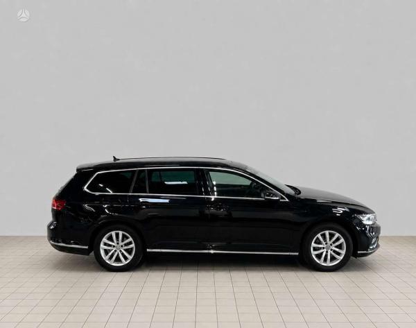 Volkswagen Passat 2022 in Kaunas on AUTOMOTO.COM.LV Black Volkswagen Passat 2022 in Kaunas, with an engine capacity of 1.97 L and mileage of 127 thousand km for 17900 €, photo 4 on AUTOMOTO.COM.LV