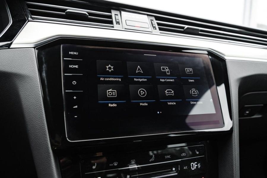 Melns Volkswagen Passat 2023 Rīga, ar dzinēja tilpumu 2.00 L un nobraukumu 136 tūkst. km par 23750 €, foto 29 vietnē AUTOMOTO.COM.LV