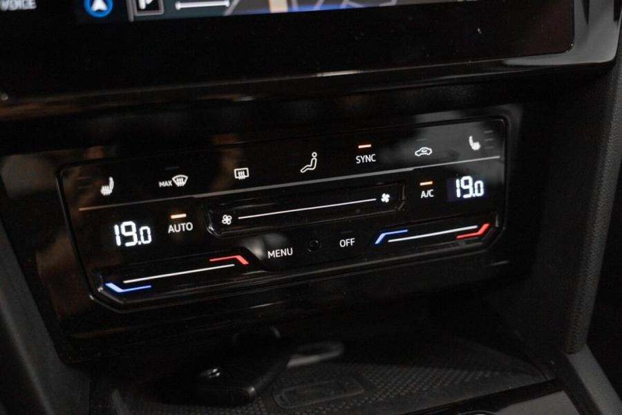 Black Volkswagen Passat 2023 in Vilnius, with an engine capacity of 2.00 L and mileage of 130 thousand km for 22100 €, photo 22 on AUTOMOTO.COM.LV