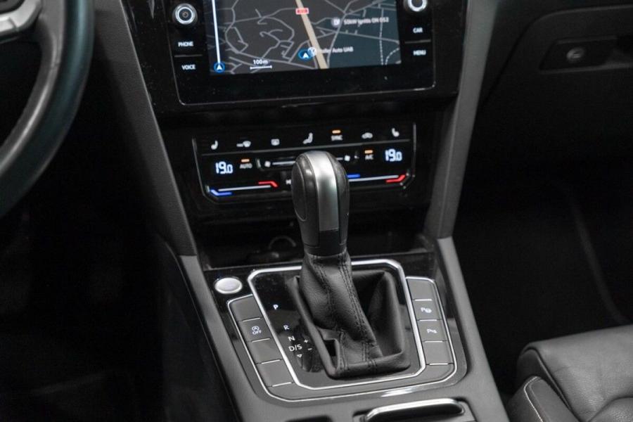 Black Volkswagen Passat 2023 in Vilnius, with an engine capacity of 2.00 L and mileage of 130 thousand km for 22100 €, photo 23 on AUTOMOTO.COM.LV