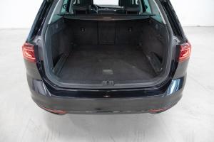 Black Volkswagen Passat 2023 in Vilnius, with an engine capacity of 2.00 L and mileage of 130 thousand km for 22100 €, photo 25 on AUTOMOTO.COM.LV