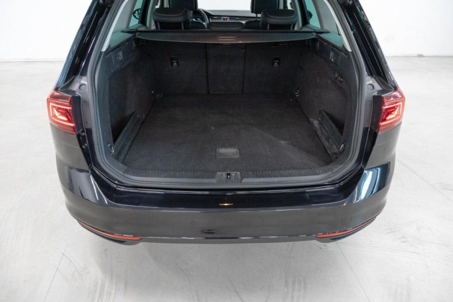 Black Volkswagen Passat 2023 in Vilnius, with an engine capacity of 2.00 L and mileage of 130 thousand km for 22100 €, photo 25 on AUTOMOTO.COM.LV