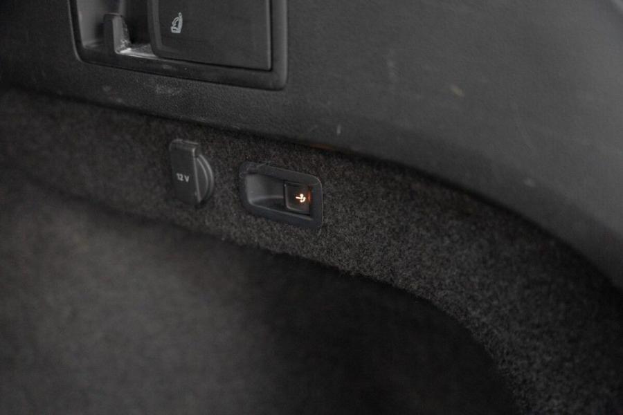 Black Volkswagen Passat 2023 in Vilnius, with an engine capacity of 2.00 L and mileage of 130 thousand km for 22100 €, photo 27 on AUTOMOTO.COM.LV