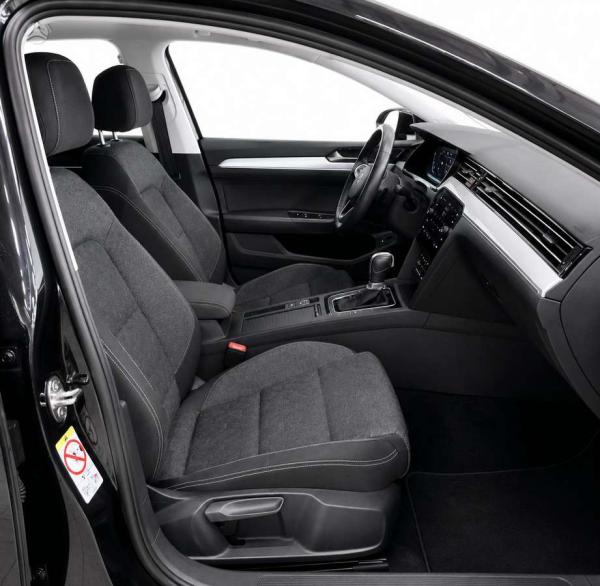 Black Volkswagen Passat 2023 in Kaunas, with an engine capacity of 1.97 L and mileage of 168 thousand km for 17600 €, photo 7 on AUTOMOTO.COM.LV