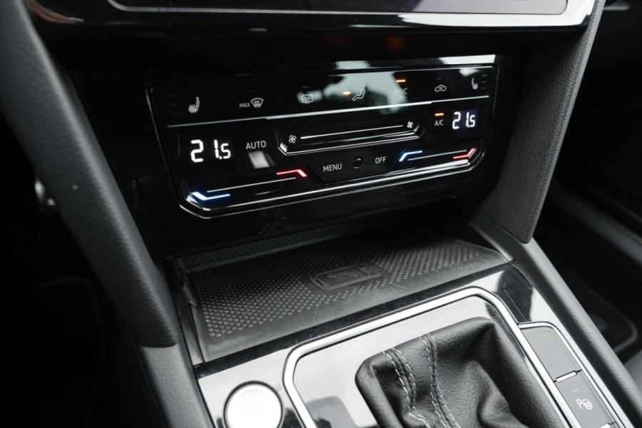 Melns Volkswagen Passat 2023 Rīga, ar dzinēja tilpumu 2.00 L un nobraukumu 148 tūkst. km par 24950 €, foto 25 vietnē AUTOMOTO.COM.LV