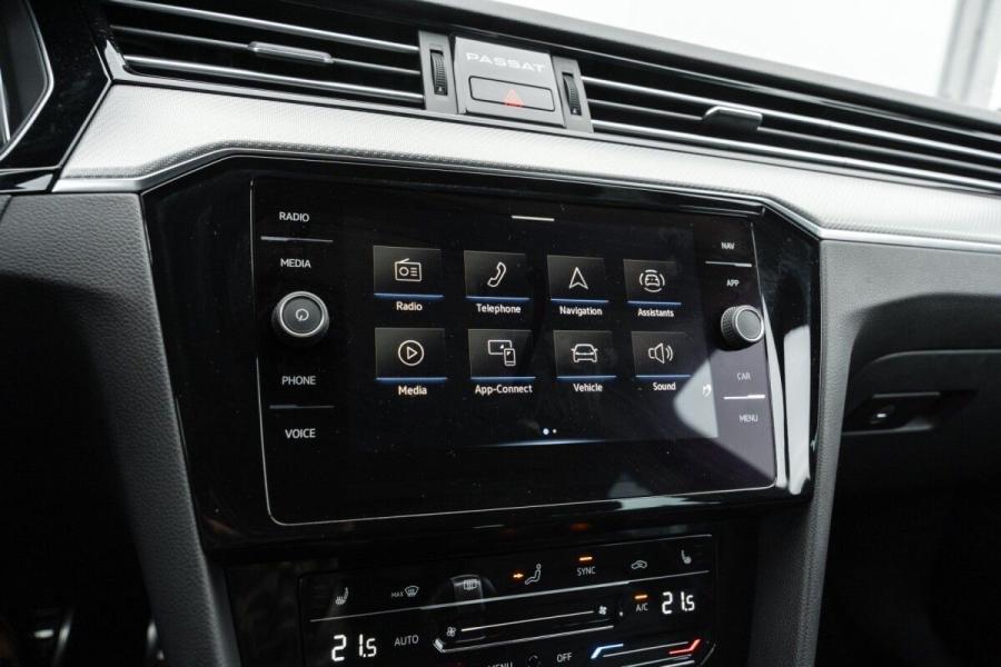 Melns Volkswagen Passat 2023 Rīga, ar dzinēja tilpumu 2.00 L un nobraukumu 148 tūkst. km par 24950 €, foto 27 vietnē AUTOMOTO.COM.LV