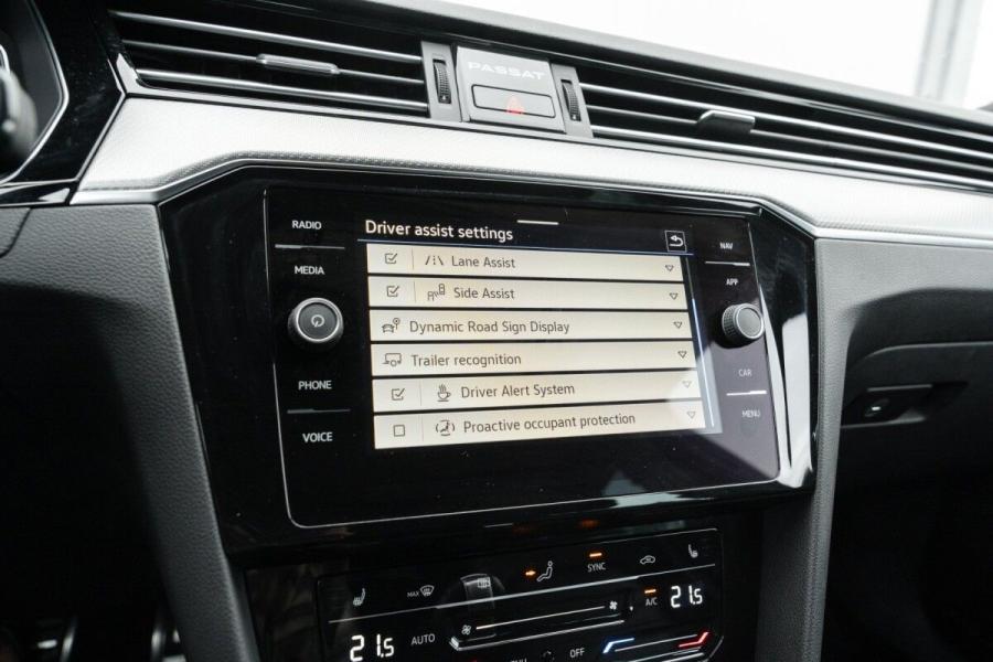 Melns Volkswagen Passat 2023 Rīga, ar dzinēja tilpumu 2.00 L un nobraukumu 148 tūkst. km par 24950 €, foto 31 vietnē AUTOMOTO.COM.LV