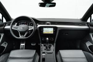 Melns Volkswagen Passat 2023 Rīga, ar dzinēja tilpumu 2.00 L un nobraukumu 148 tūkst. km par 24950 €, foto 38 vietnē AUTOMOTO.COM.LV