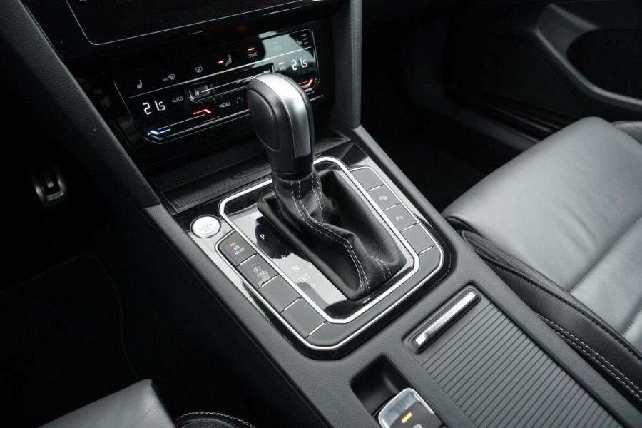 Melns Volkswagen Passat 2023 Rīga, ar dzinēja tilpumu 2.00 L un nobraukumu 148 tūkst. km par 24950 €, foto 24 vietnē AUTOMOTO.COM.LV