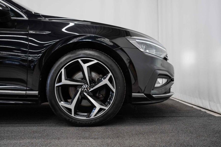 Melns Volkswagen Passat 2023 Tallina, ar dzinēja tilpumu 2.00 L un nobraukumu 137 tūkst. km par 24900 €, foto 17 vietnē AUTOMOTO.COM.LV