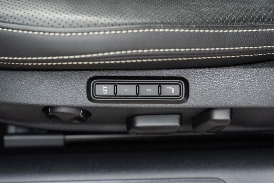 Black Volkswagen Passat 2024 in Marupe, with an engine capacity of 2.00 L and mileage of 132 thousand km for 25400 €, photo 12 on AUTOMOTO.COM.LV