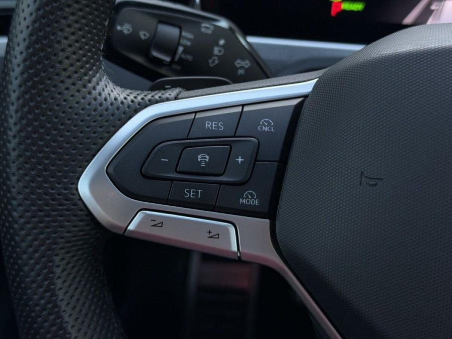 Melns Volkswagen Passat 2024 Pērnava, ar dzinēja tilpumu 1.50 L un nobraukumu 58 tūkst. km par 36900 €, foto 24 vietnē AUTOMOTO.COM.LV