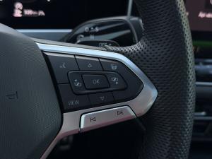 Melns Volkswagen Passat 2024 Pērnava, ar dzinēja tilpumu 1.50 L un nobraukumu 58 tūkst. km par 36900 €, foto 25 vietnē AUTOMOTO.COM.LV