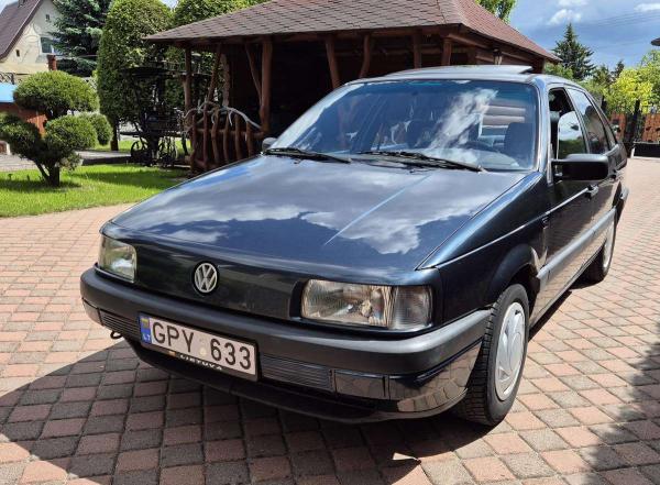 Blue Volkswagen Passat 1991 in Kaunas, with an engine capacity of 1.78 L and mileage of 94 thousand km for 2200 €, photo 1 on AUTOMOTO.COM.LV