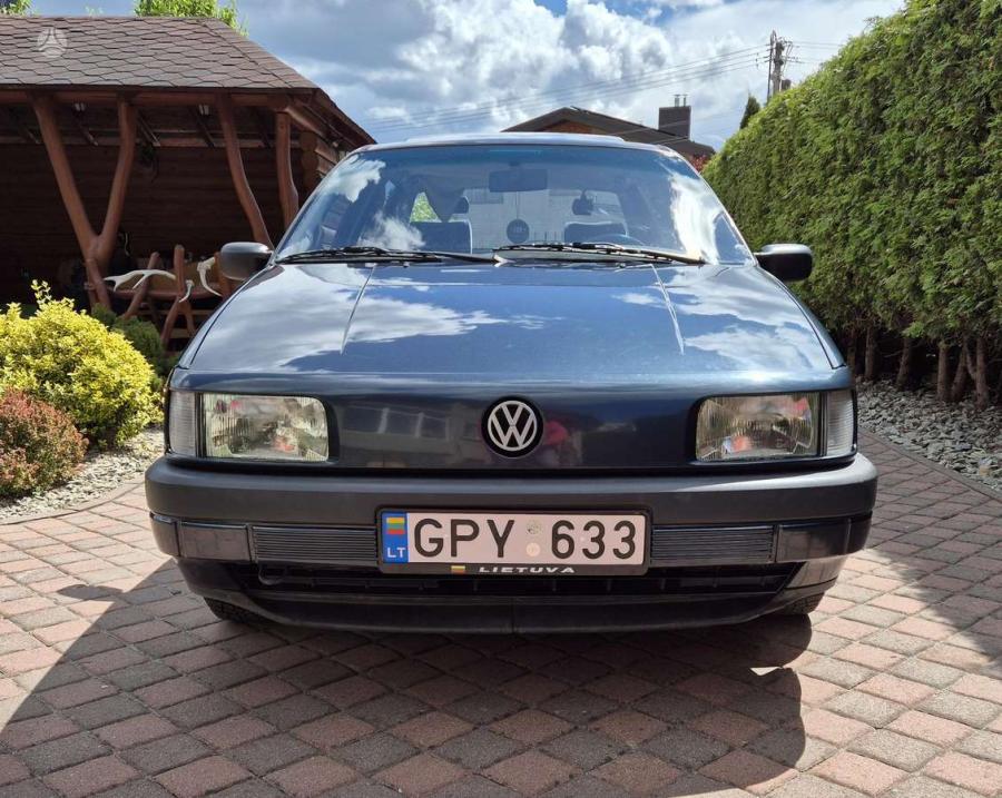 Blue Volkswagen Passat 1991 in Kaunas, with an engine capacity of 1.78 L and mileage of 94 thousand km for 2200 €, photo 3 on AUTOMOTO.COM.LV