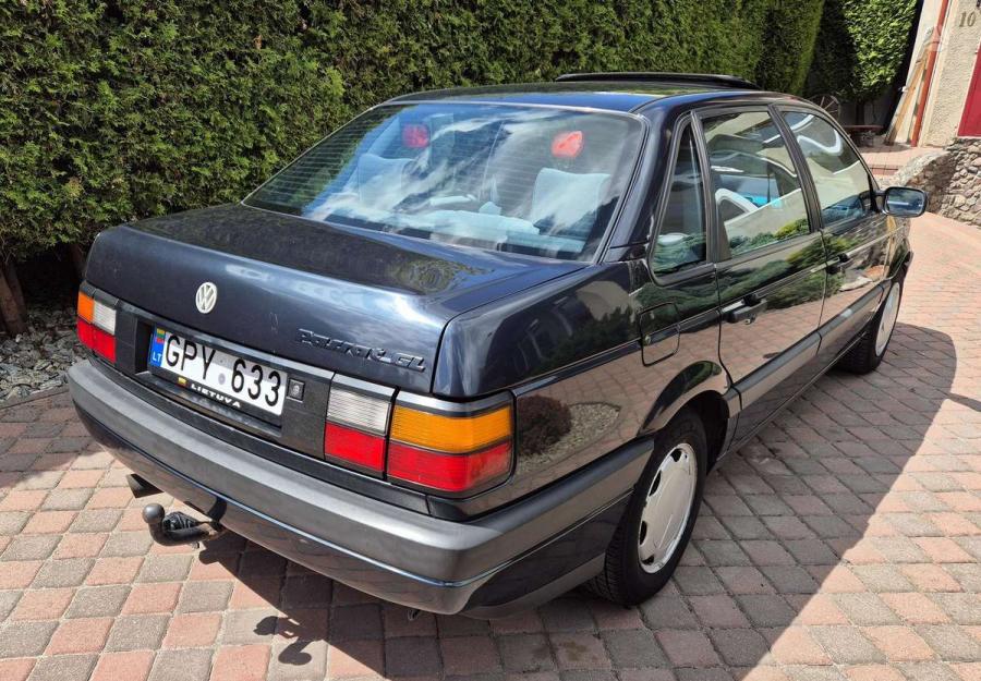Blue Volkswagen Passat 1991 in Kaunas, with an engine capacity of 1.78 L and mileage of 94 thousand km for 2200 €, photo 6 on AUTOMOTO.COM.LV
