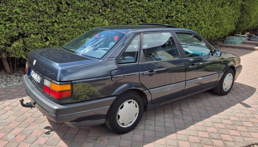 Blue Volkswagen Passat 1991 in Kaunas, with an engine capacity of 1.78 L and mileage of 94 thousand km for 2200 €, photo 7 on AUTOMOTO.COM.LV