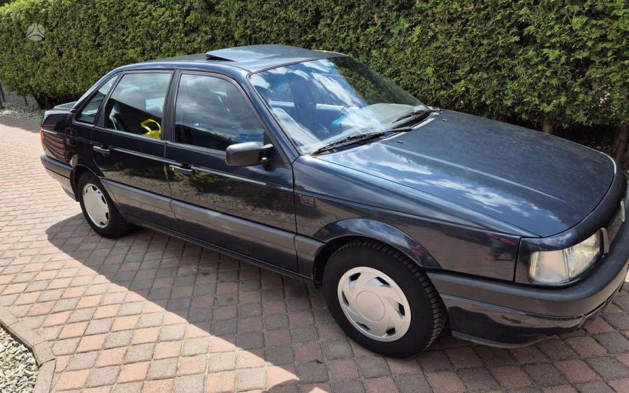 Blue Volkswagen Passat 1991 in Kaunas, with an engine capacity of 1.78 L and mileage of 94 thousand km for 2200 €, photo 8 on AUTOMOTO.COM.LV