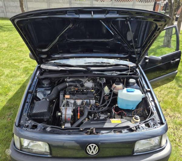 Blue Volkswagen Passat 1991 in Kaunas, with an engine capacity of 1.78 L and mileage of 94 thousand km for 2200 €, photo 10 on AUTOMOTO.COM.LV