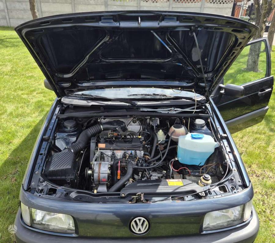 Blue Volkswagen Passat 1991 in Kaunas, with an engine capacity of 1.78 L and mileage of 94 thousand km for 2200 €, photo 11 on AUTOMOTO.COM.LV