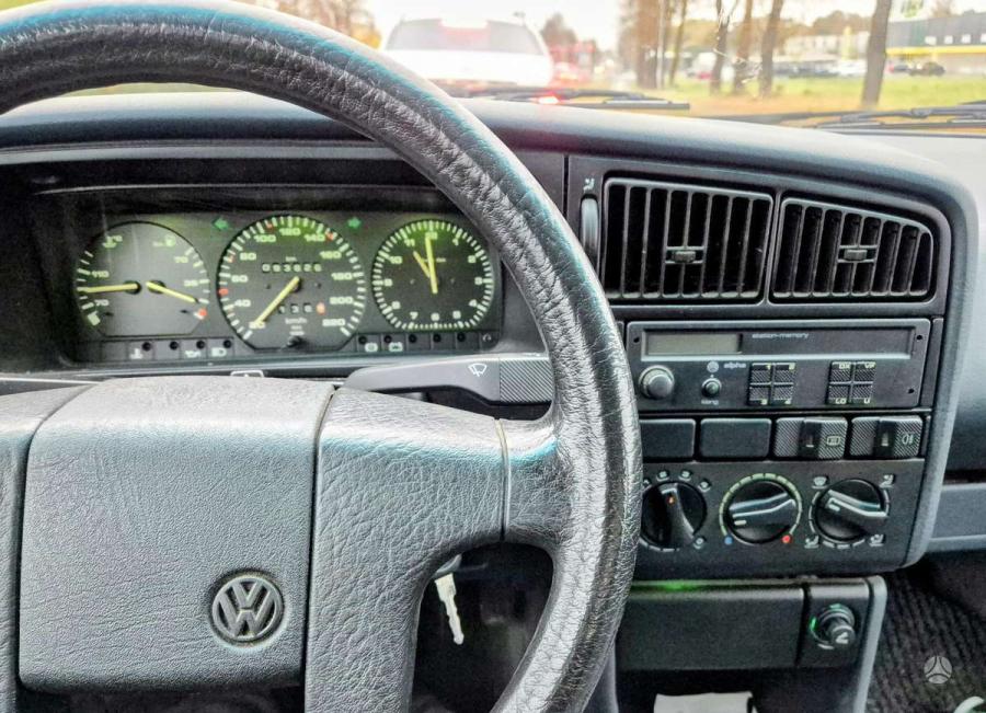 Blue Volkswagen Passat 1991 in Kaunas, with an engine capacity of 1.78 L and mileage of 94 thousand km for 2200 €, photo 14 on AUTOMOTO.COM.LV