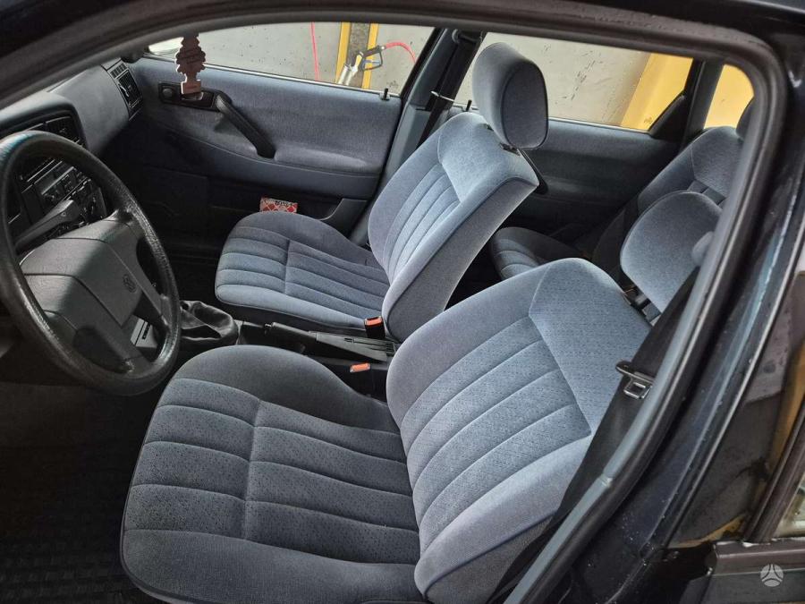 Blue Volkswagen Passat 1991 in Kaunas, with an engine capacity of 1.78 L and mileage of 94 thousand km for 2200 €, photo 16 on AUTOMOTO.COM.LV