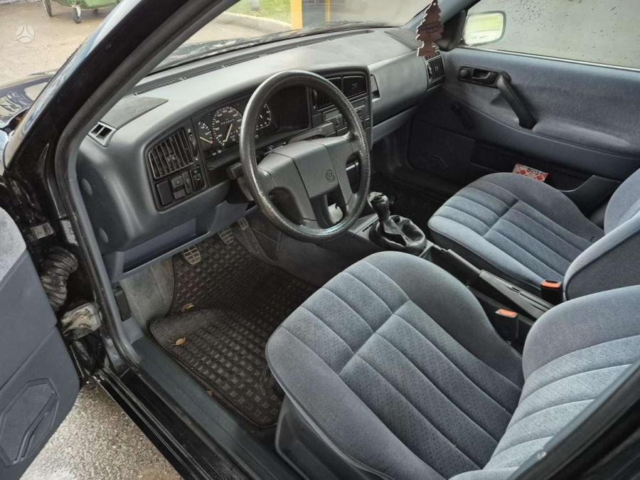 Blue Volkswagen Passat 1991 in Kaunas, with an engine capacity of 1.78 L and mileage of 94 thousand km for 2200 €, photo 17 on AUTOMOTO.COM.LV