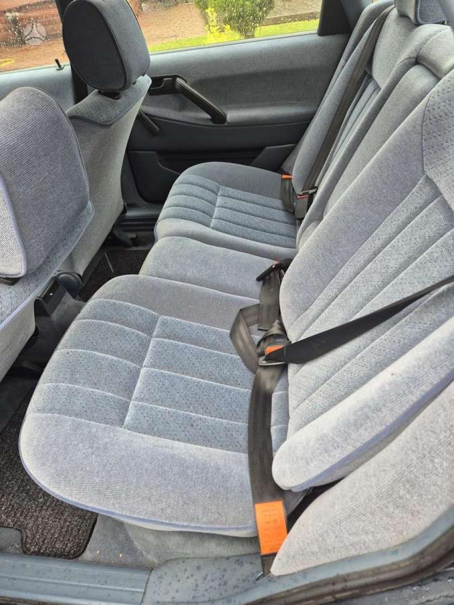 Blue Volkswagen Passat 1991 in Kaunas, with an engine capacity of 1.78 L and mileage of 94 thousand km for 2200 €, photo 25 on AUTOMOTO.COM.LV
