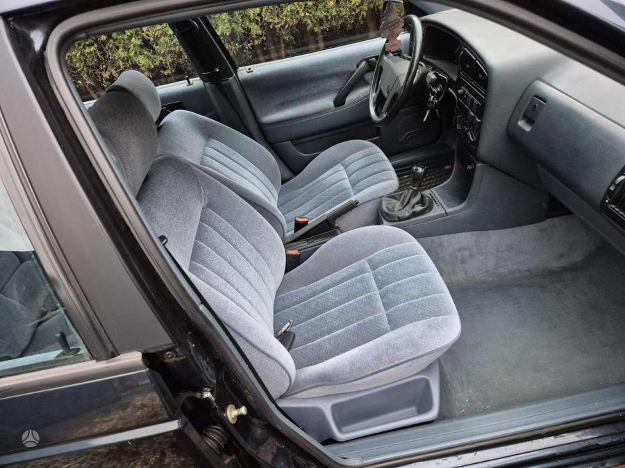 Blue Volkswagen Passat 1991 in Kaunas, with an engine capacity of 1.78 L and mileage of 94 thousand km for 2200 €, photo 32 on AUTOMOTO.COM.LV