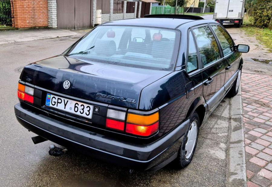 Blue Volkswagen Passat 1991 in Kaunas, with an engine capacity of 1.78 L and mileage of 94 thousand km for 2200 €, photo 33 on AUTOMOTO.COM.LV